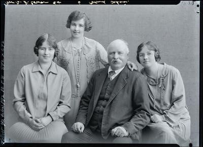Film Negative: Cowan family group - Canterbury Museum
