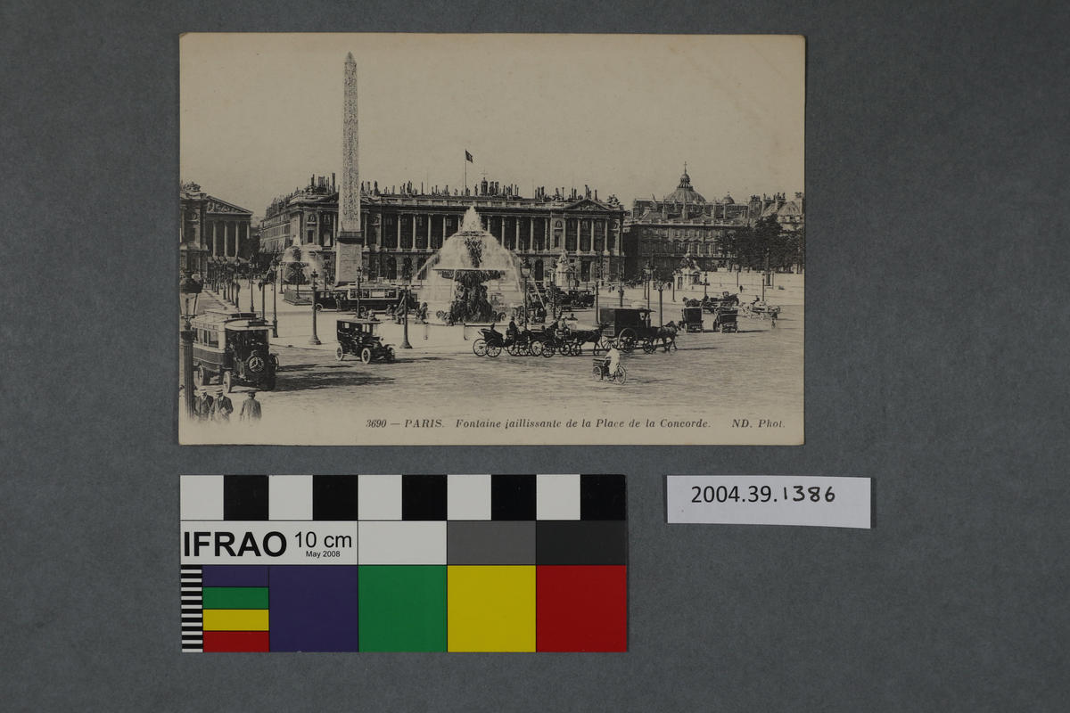 Postcard: Paris, Fontaine iaillissante de la Place de la Concorde ...