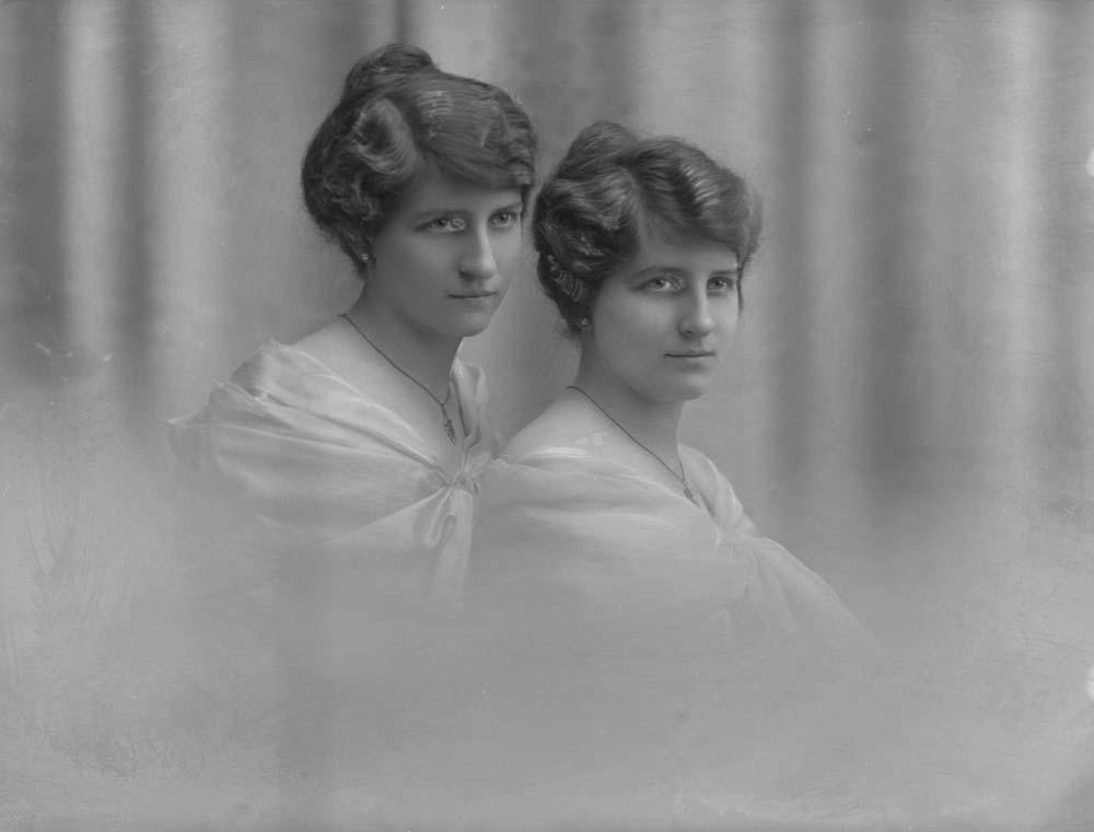 Glass Plate Negative: Miss McGillion - Two ladies - Canterbury Museum