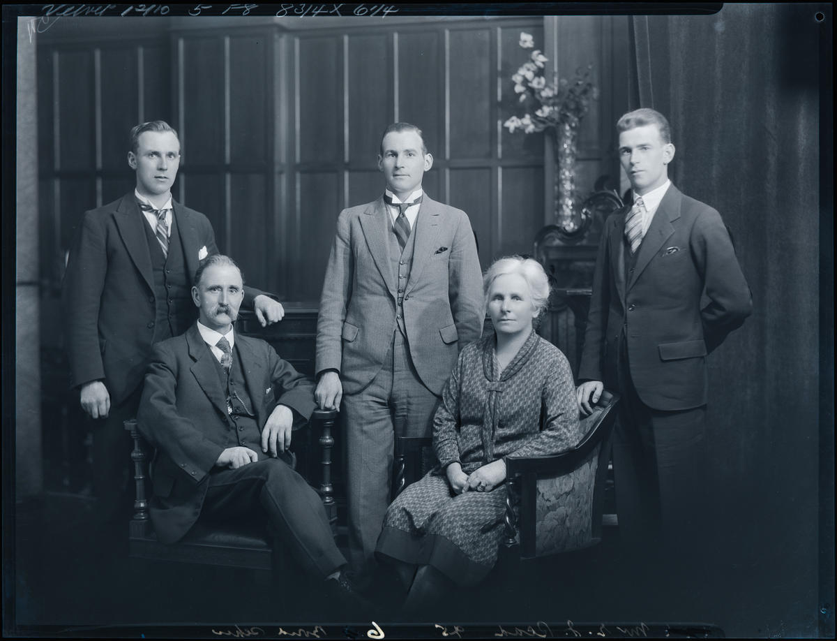 Film Negative: Read family group - Canterbury Museum