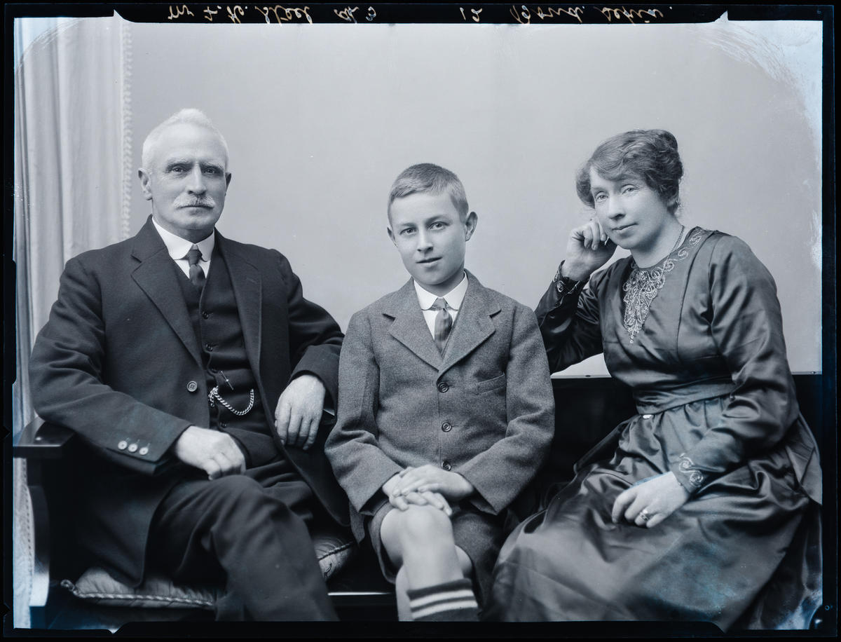 Film Negative: Steel family group - Canterbury Museum