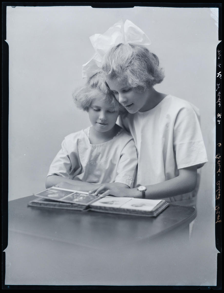 Film Negative: Mrs F H Wade's daughters - Canterbury Museum