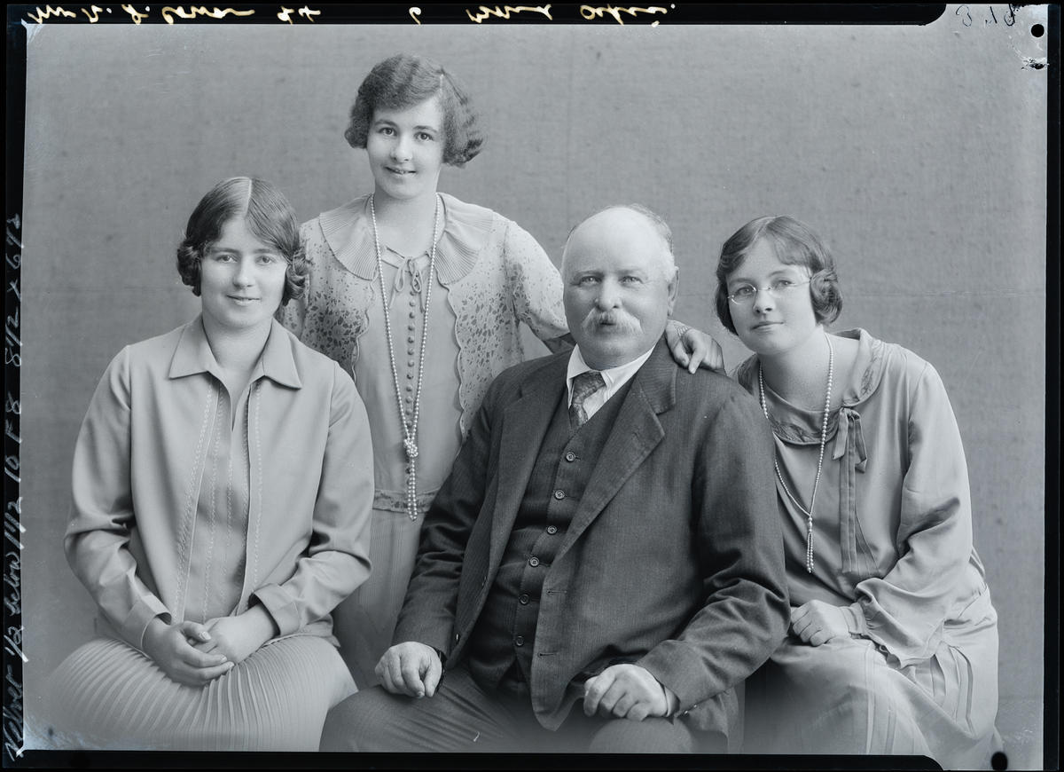 Film Negative: Cowan family group - Canterbury Museum