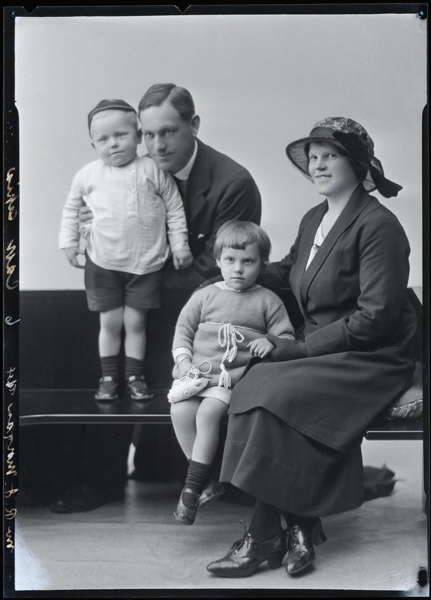 Film Negative: Morgan family group - Canterbury Museum