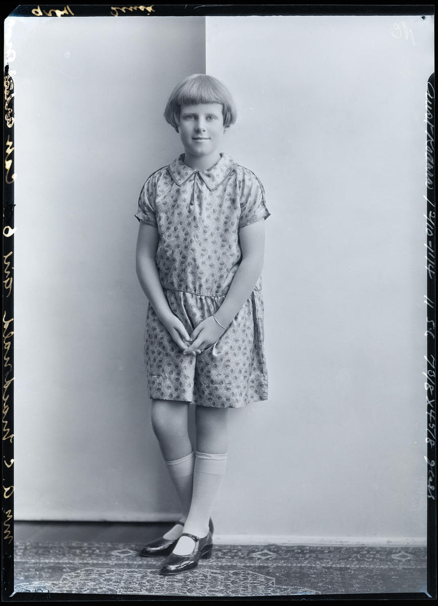 Film Negative: Mrs A C MacDonald's daughter - Canterbury Museum