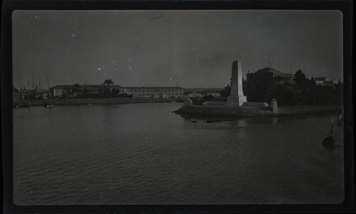 Film Negative: column monument - Canterbury Museum