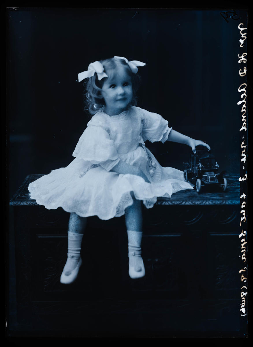 Glass Plate Negative: Little girl - Canterbury Museum