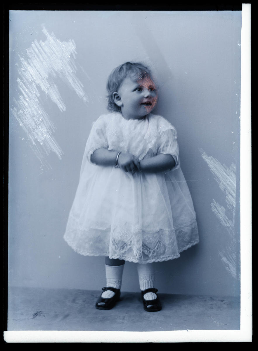 Glass Plate Negative: Little girl - Canterbury Museum