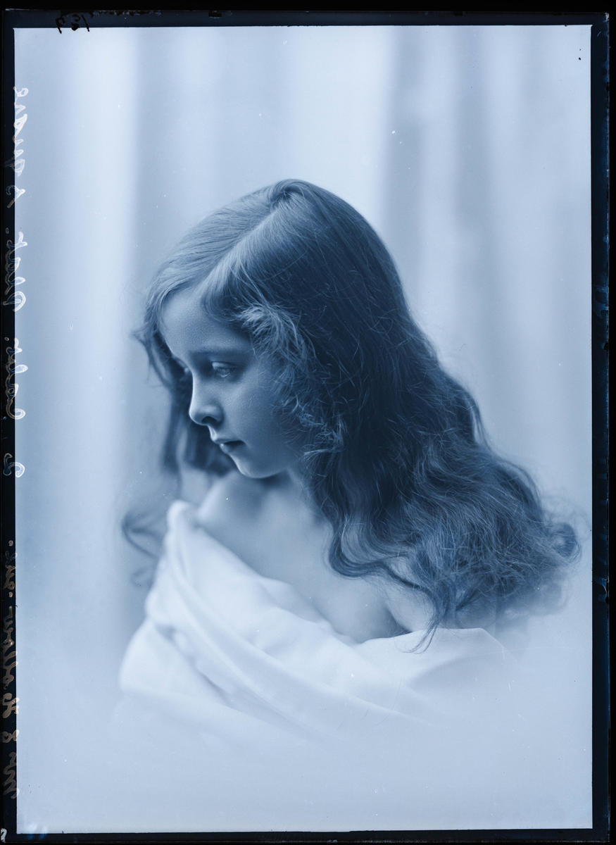Glass Plate Negative: Little girl - Canterbury Museum