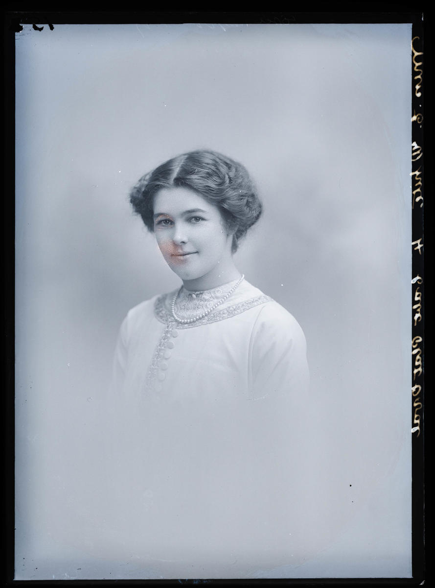 Glass Plate Negative: Miss E White - Canterbury Museum
